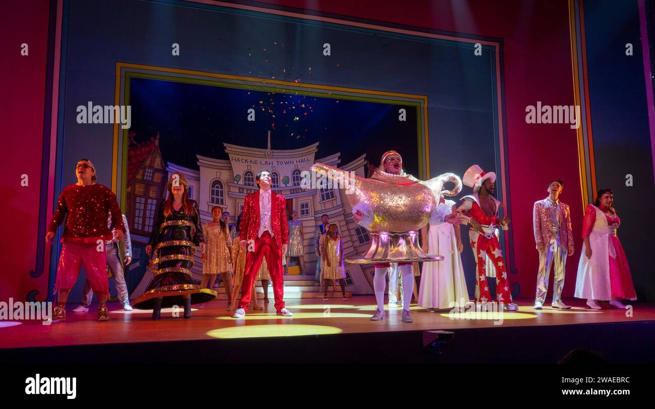 Clive Rowe as Widow Twankey, curtain call, Aladdin pantomime, Empire ...