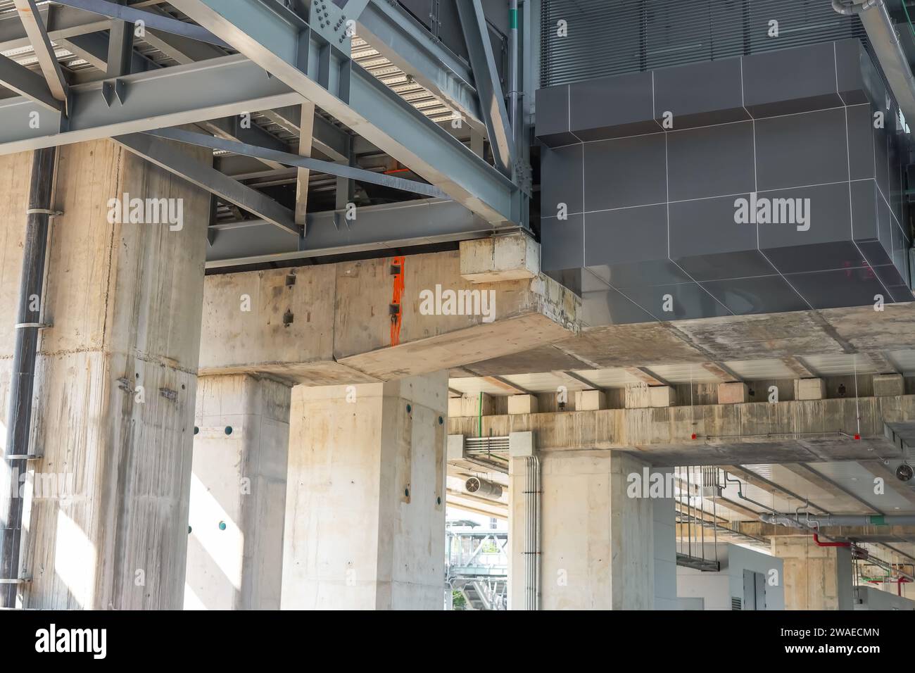 Ceiling with water supply and drainage communication pipes under the ...
