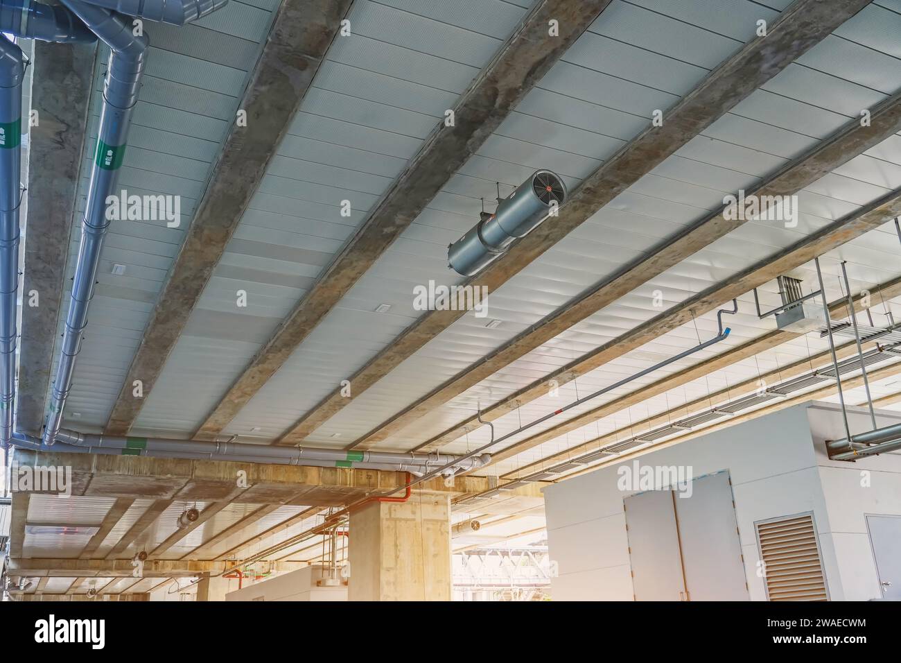 Ceiling to floor support hi-res stock photography and images - Alamy