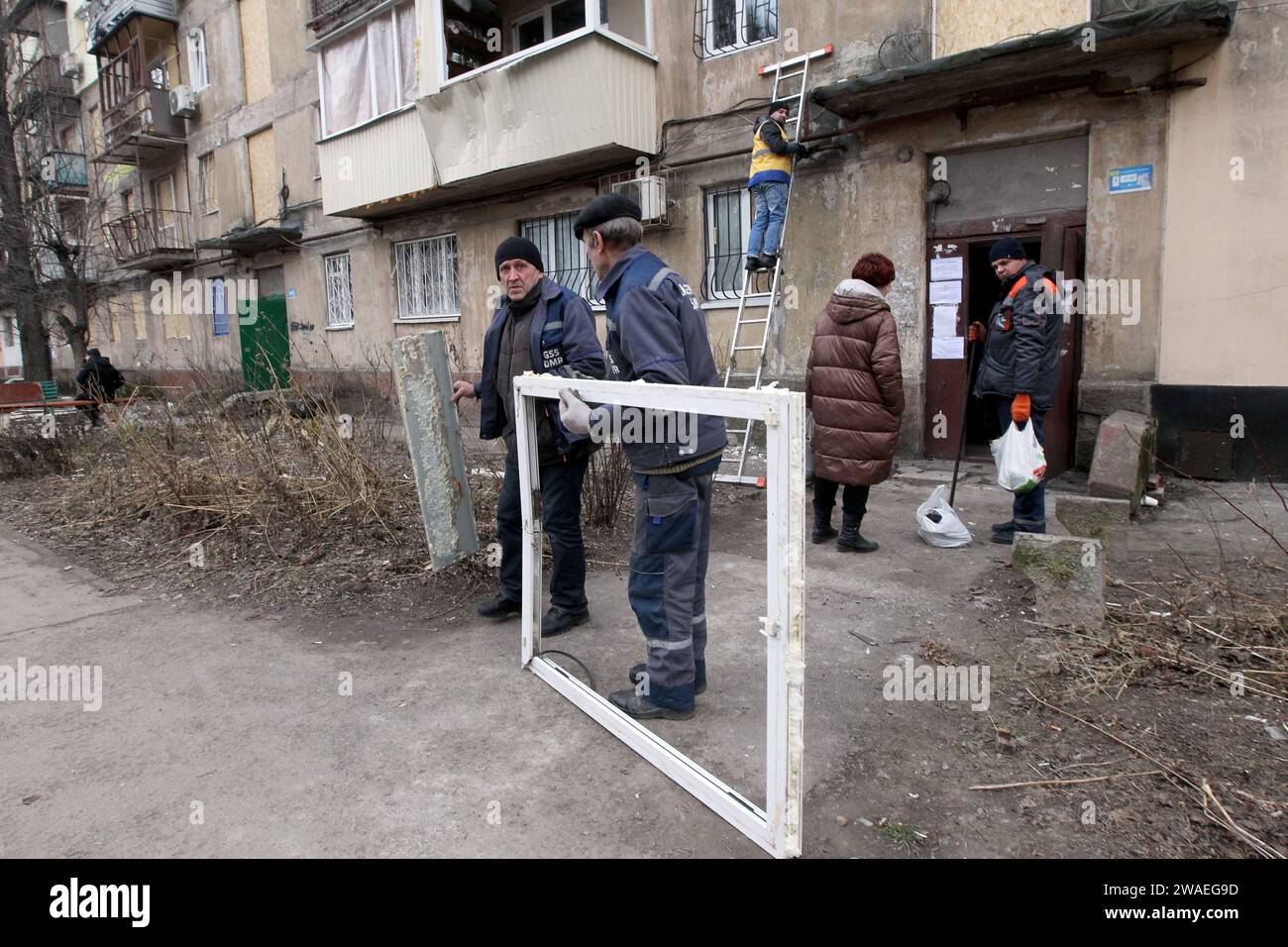 Non Exclusive: DNIPRO, UKRAINE - JANUARY 3, 2024 - Workers replace ...