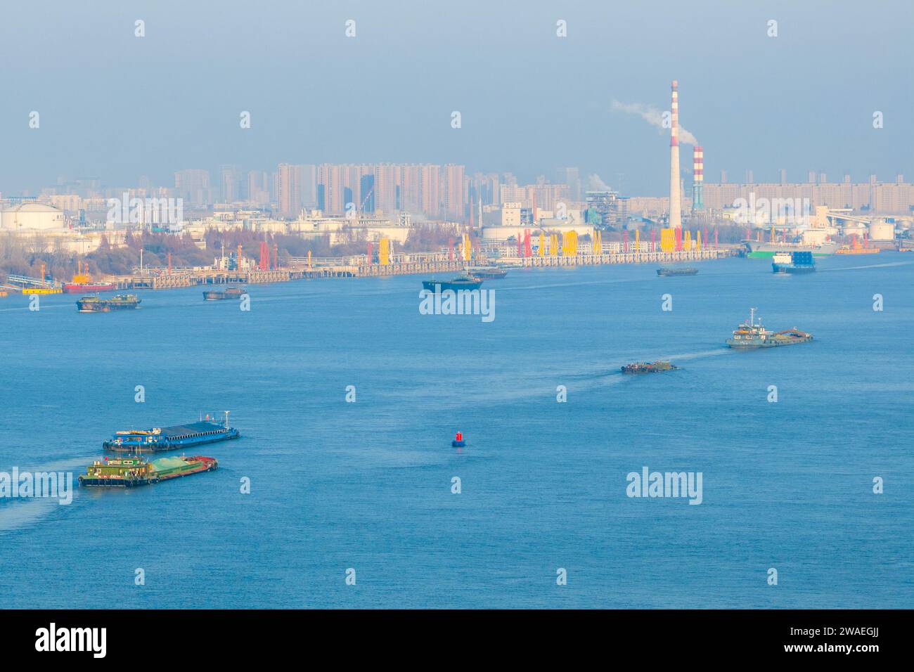 Ships carrying production and daily necessities travel in Nanjing ...
