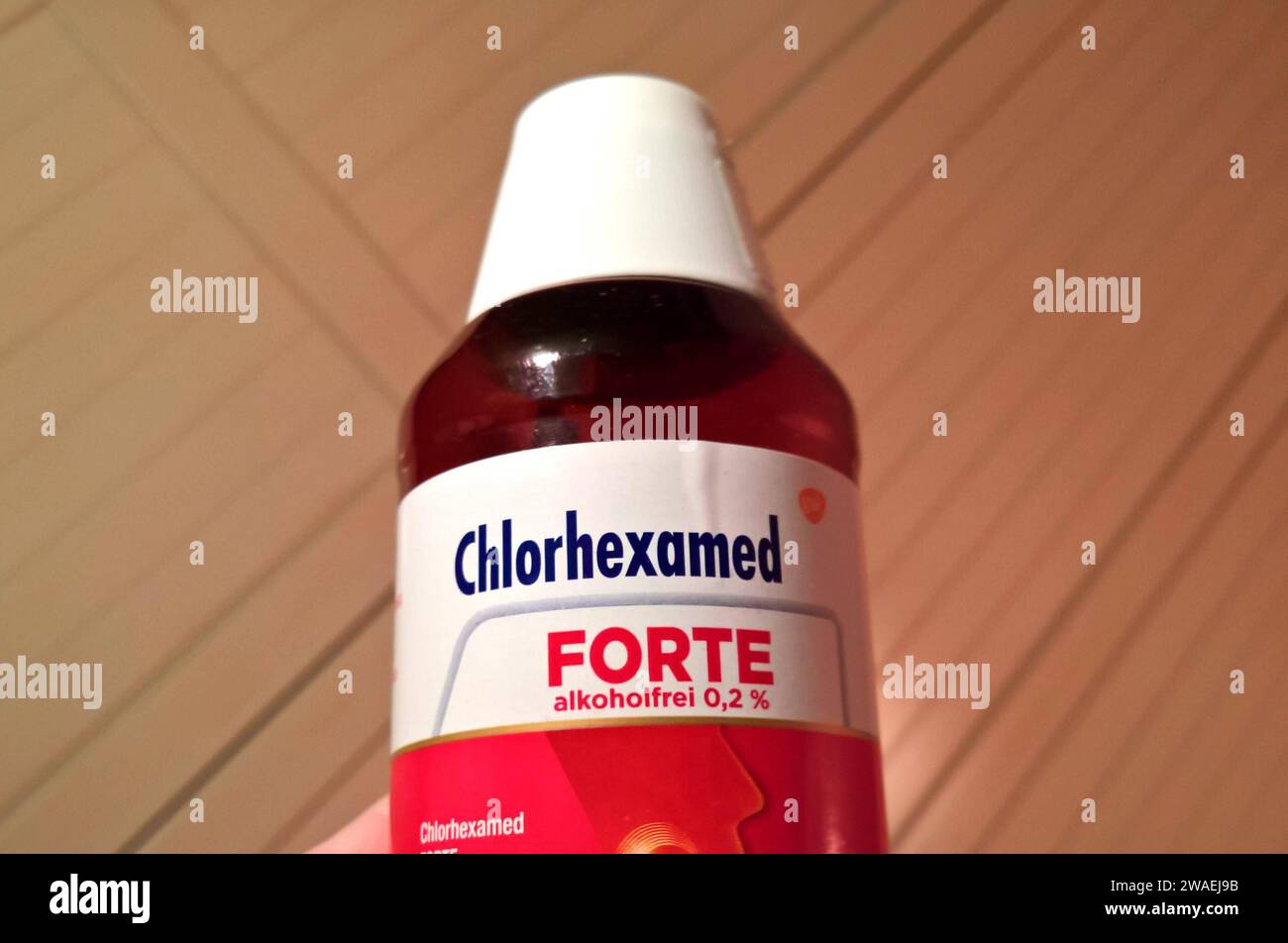 Chlorhexamed Forte dient zur Keimzahlverminderung im Mundraum ...