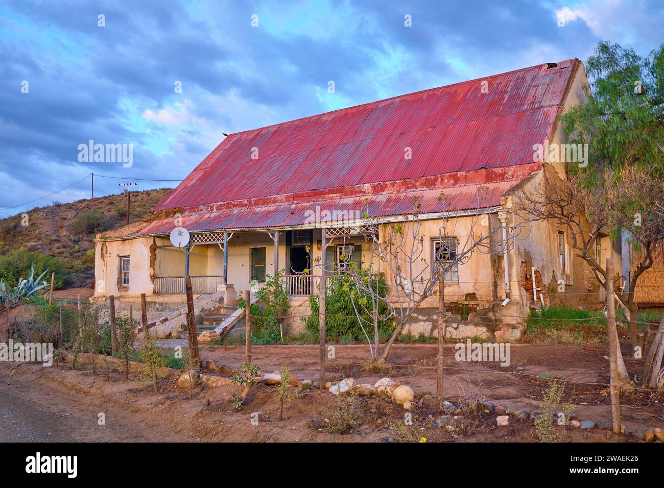 Karoo road with ancient farm house in Calitzdorp , Klein Karoo Stock ...