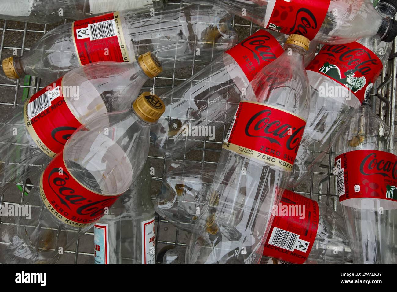 Plastikflaschen von Coca Cola, Leergut in einem Einkaufswagen ...