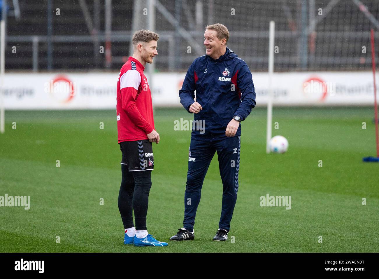 Koeln, Deutschland. 04th Jan, 2024. Timo Schultz (1.FC K?ln, Cheftrainer) im Gespr?ch mit ...
