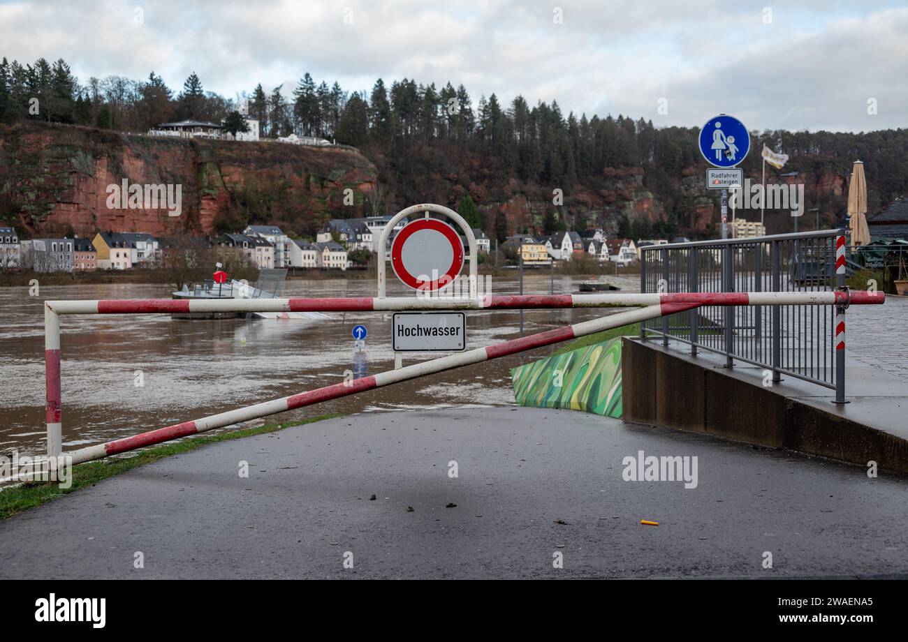 Trier, Germany. 04th Jan, 2024. A barrier with a flood warning sign ...