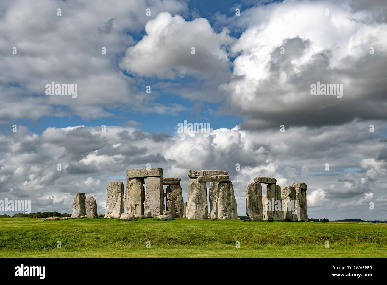 Druid near to the at stonehenge in wiltshire hi-res stock photography ...