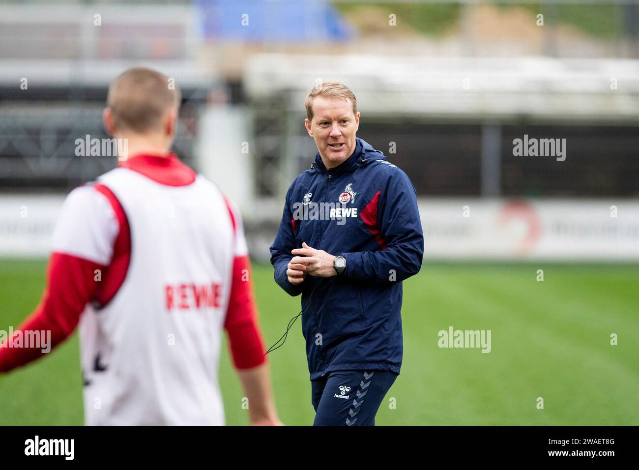 Koeln, Deutschland. 04th Jan, 2024. Timo Schultz (1.FC K?ln, Cheftrainer) im Gespr?ch mit den ...