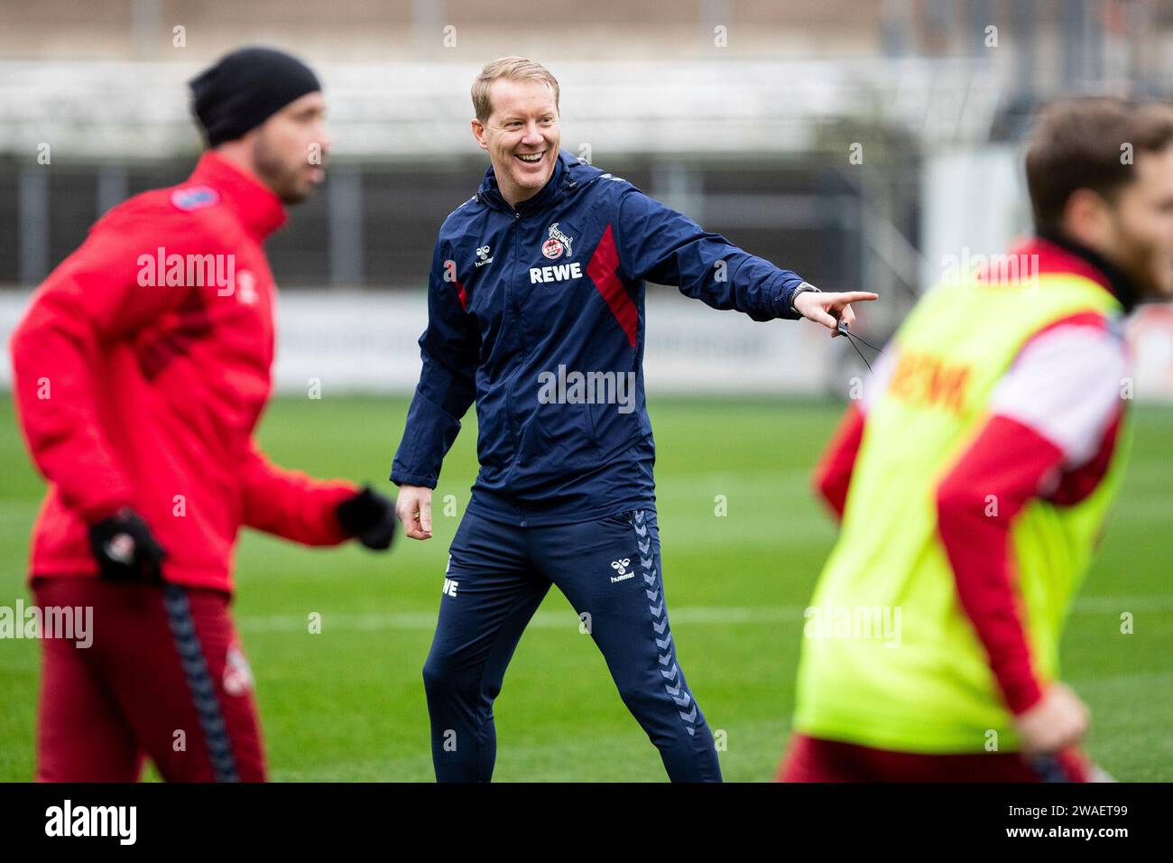 Koeln, Deutschland. 04th Jan, 2024. Timo Schultz (1.FC K?ln, Cheftrainer), zeigt die Richtung 1 ...
