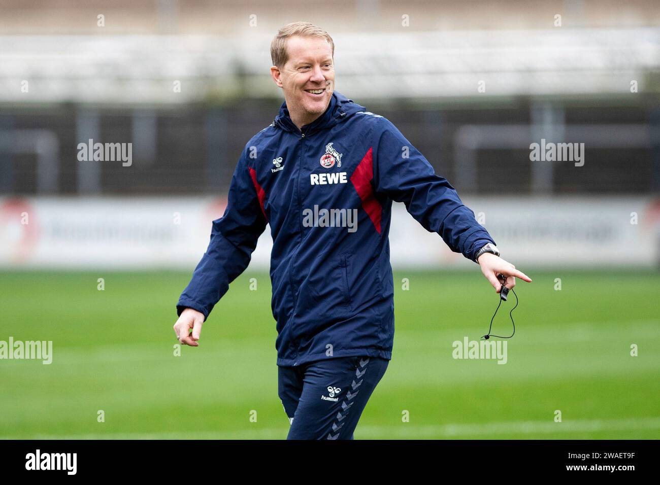 Koeln, Deutschland. 04th Jan, 2024. Timo Schultz (1.FC K?ln, Cheftrainer), zeigt die Richtung 1 ...