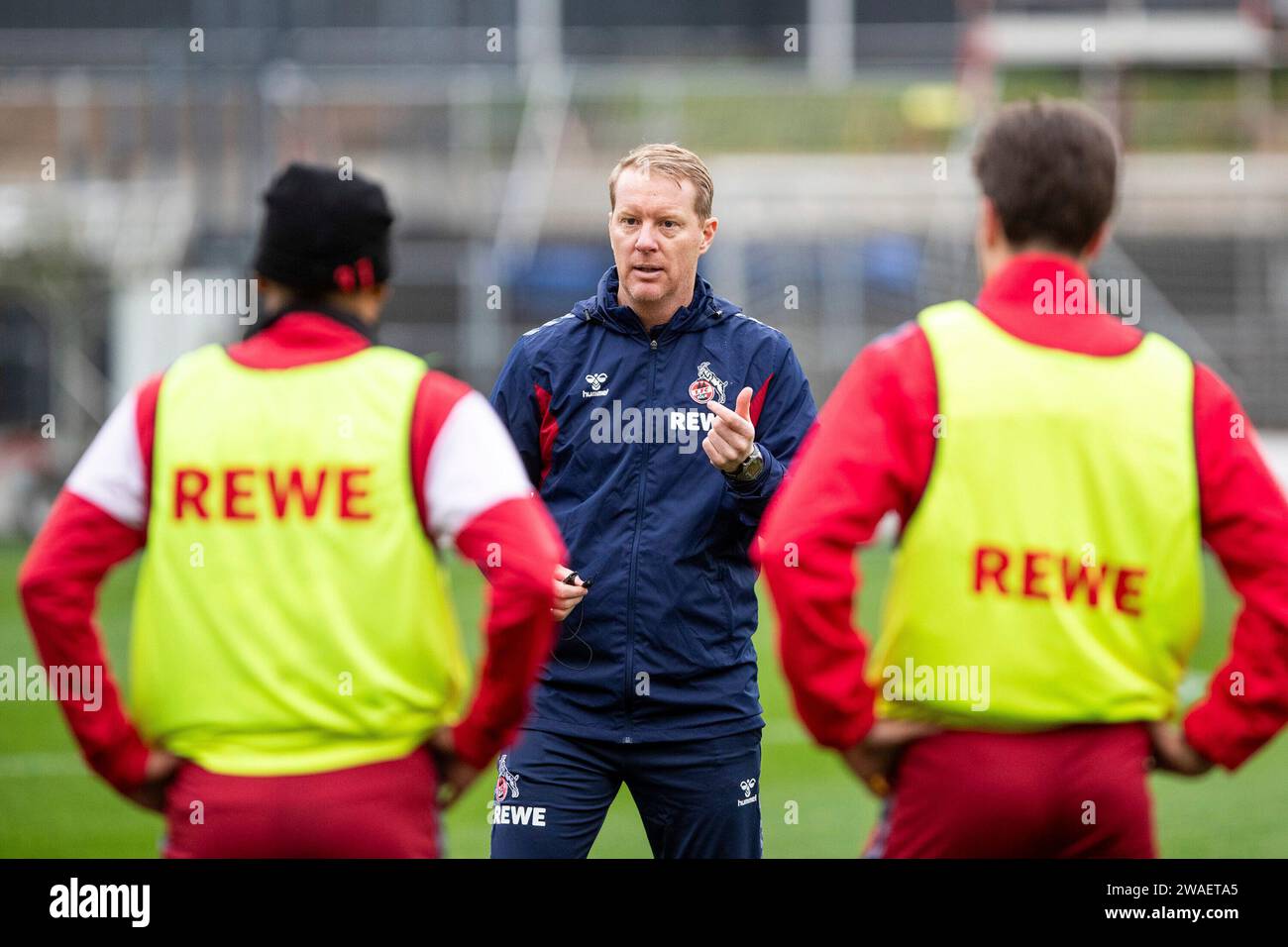 Koeln, Deutschland. 04th Jan, 2024. Timo Schultz (1.FC K?ln, Cheftrainer) im Gespr?ch mit den ...
