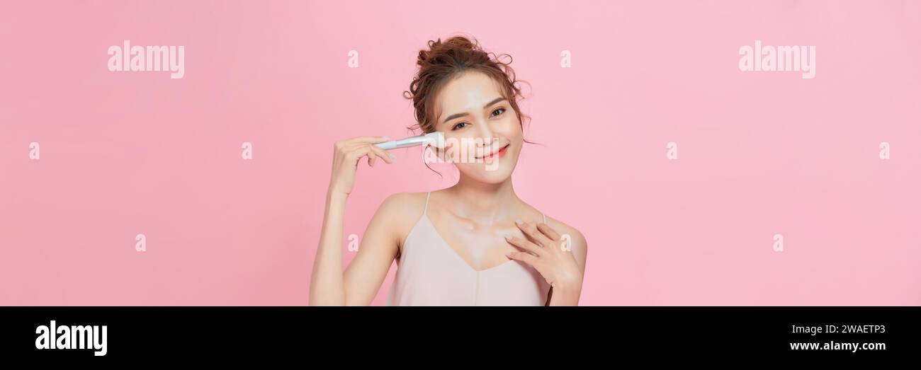 Beautiful girl doing contouring apply blush on cheeks Stock Photo - Alamy