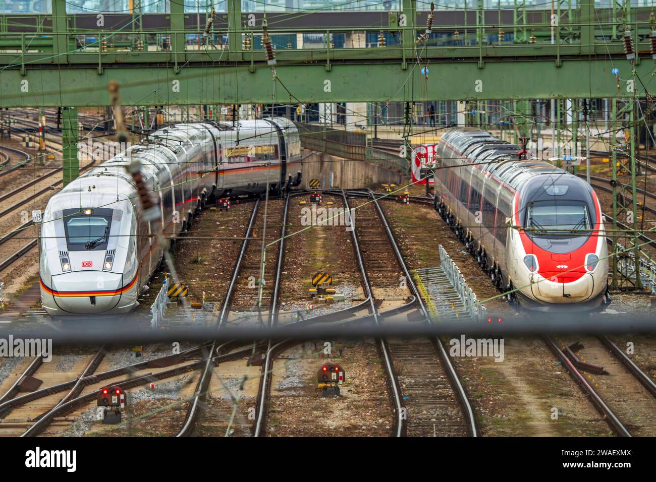 ICE der Deutschen Bahn und Zug der Schweizerischen Bundesbahn SBB ...