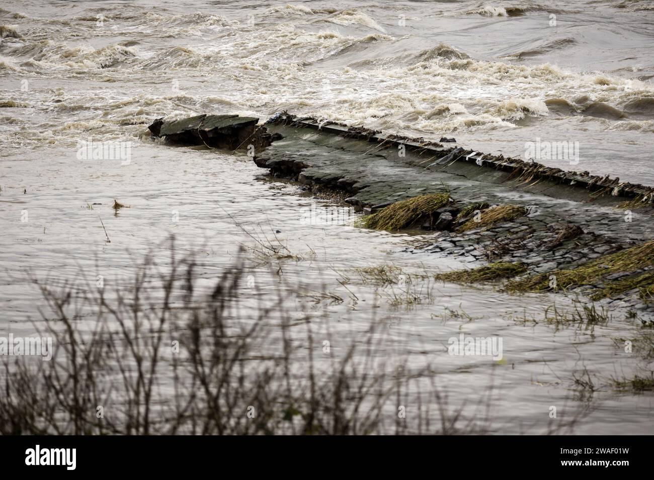 MAASTRICHT - The broken dam on the Stuwweg. Due to the strong storm, a ...