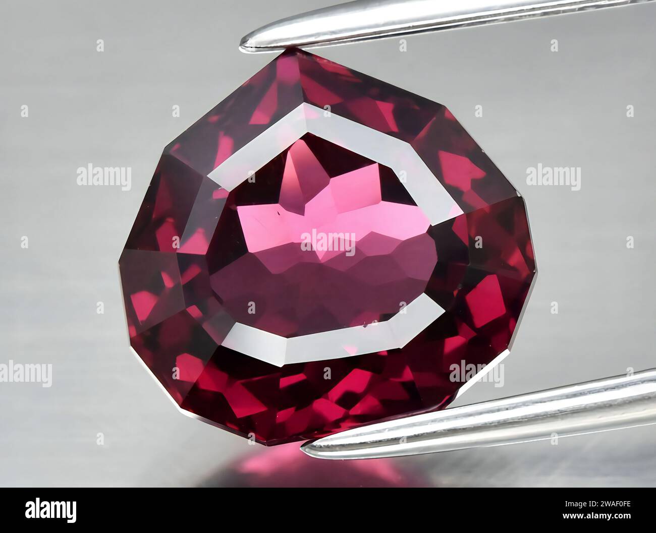 Rhodolite garnets hi-res stock photography and images - Alamy