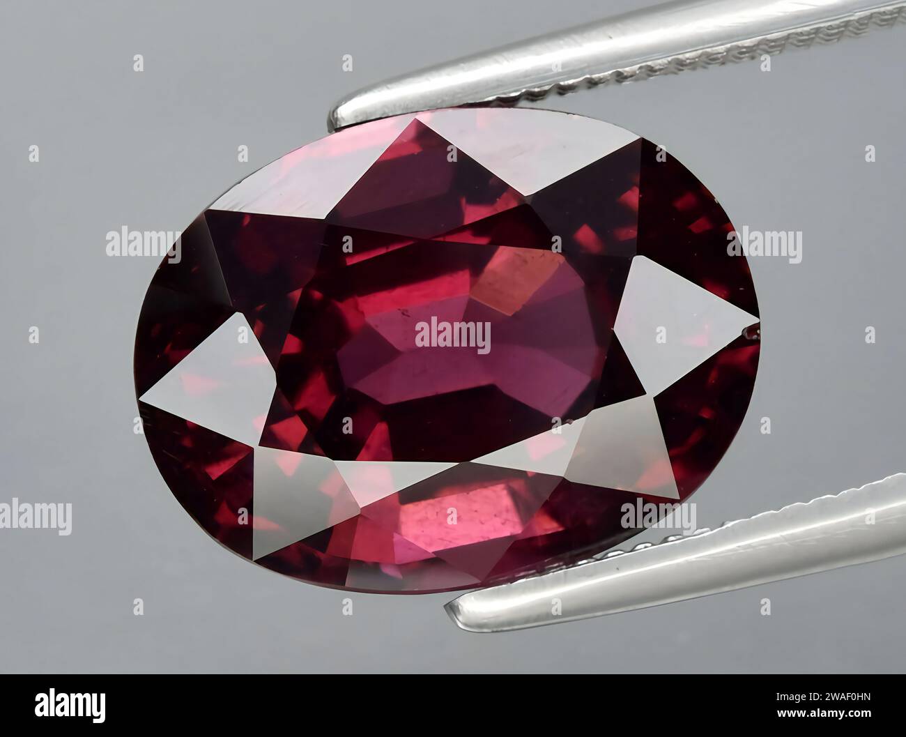 Pear cut red rhodolite hi-res stock photography and images - Alamy