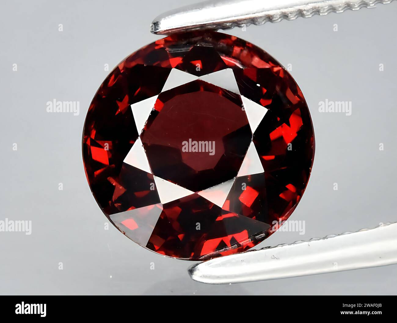 Pear cut red rhodolite hi-res stock photography and images - Alamy