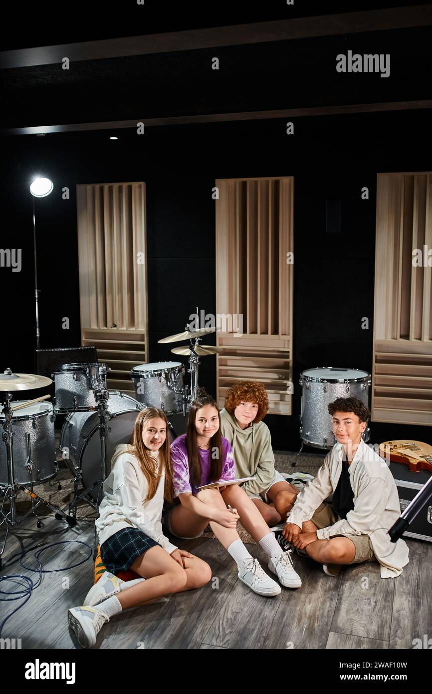 Group of teenagers looking camera hi-res stock photography and images ...