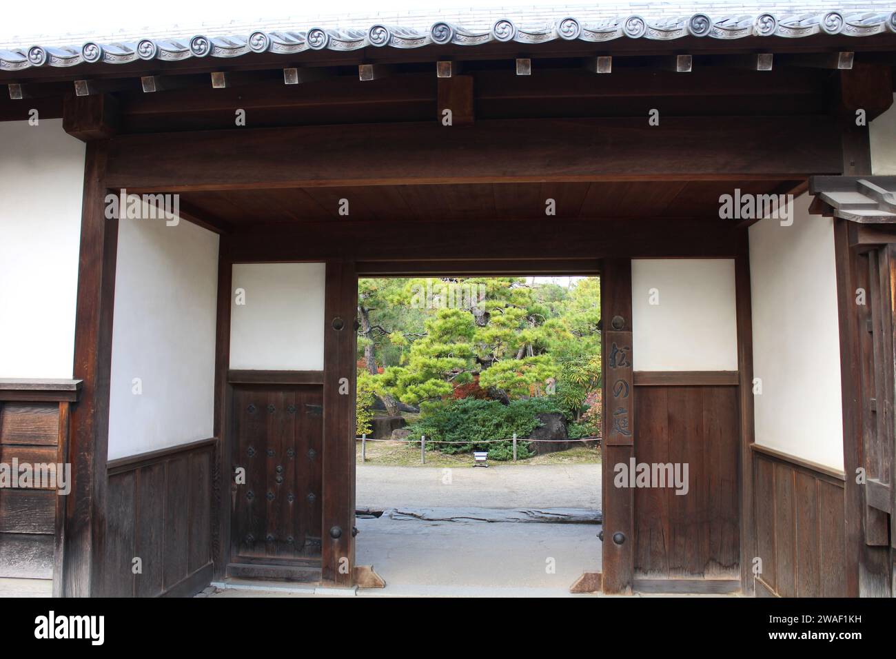 Wooden gate of the Garden of Pine Trees in Koko-en Garden, Himeji ...