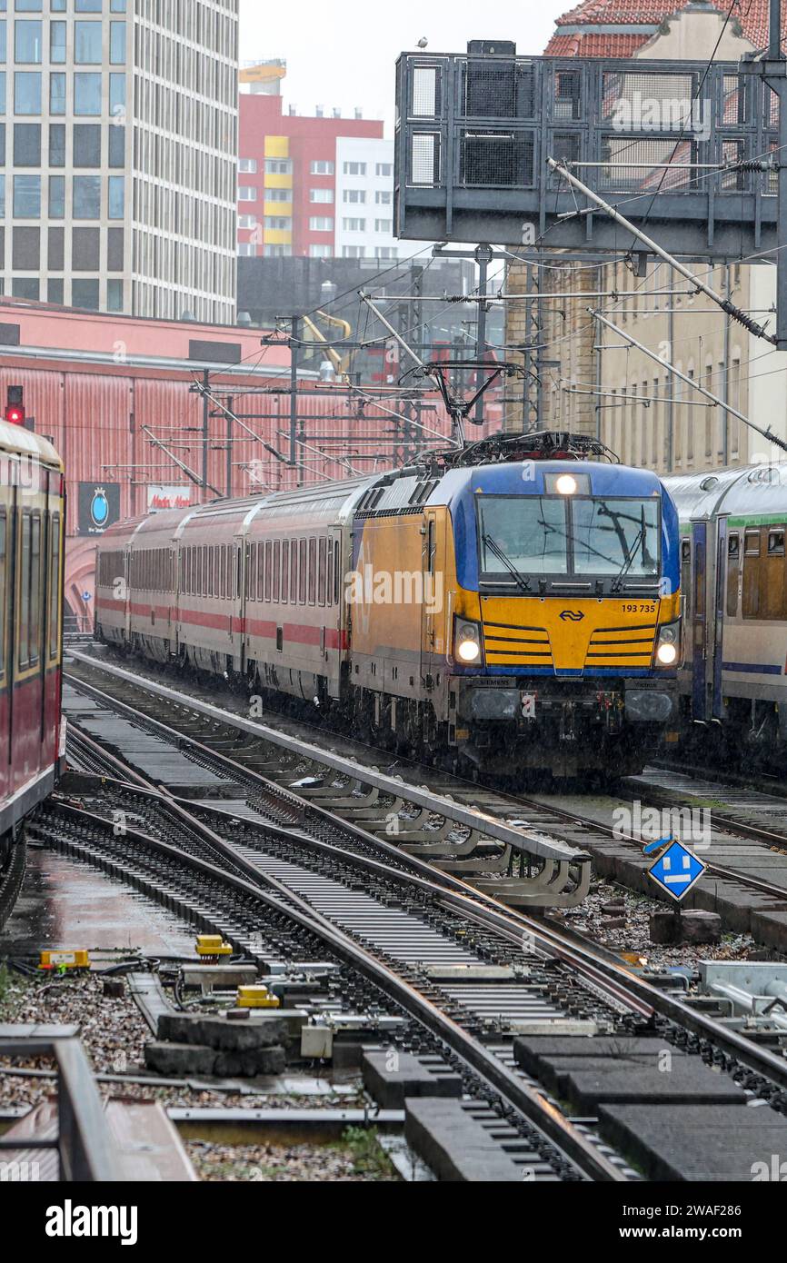 Eisenbahnverkehr - Berlin Alexanderplatz - Durchfahrt des Intercity Zug ...