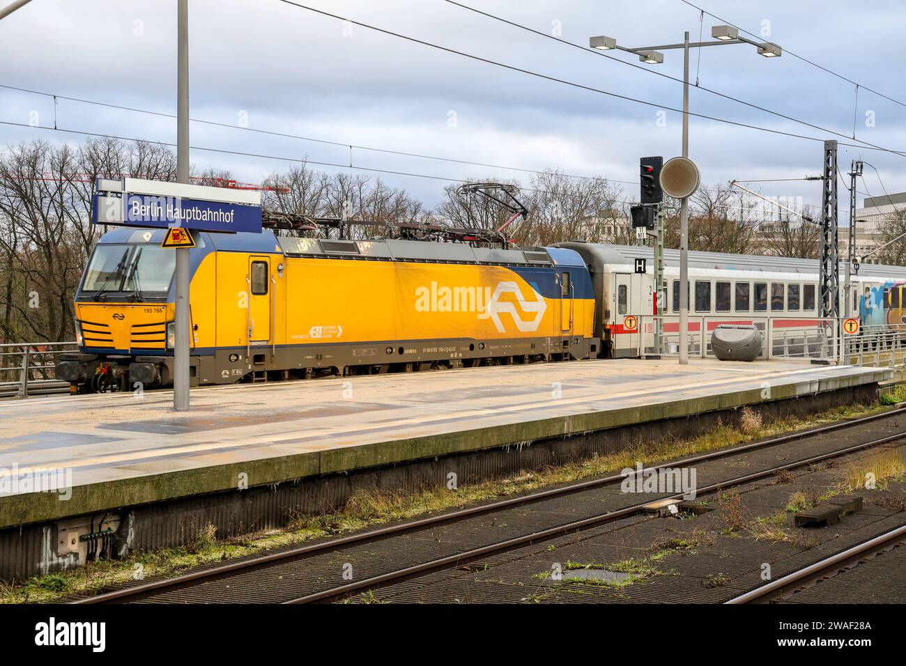 Eisenbahnverkehr - Berlin Hauptbahnhof - Einfahrt des Intercity Zug aus ...