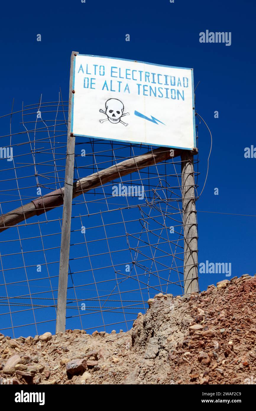 Tension wire fence wooden post hi-res stock photography and images - Alamy