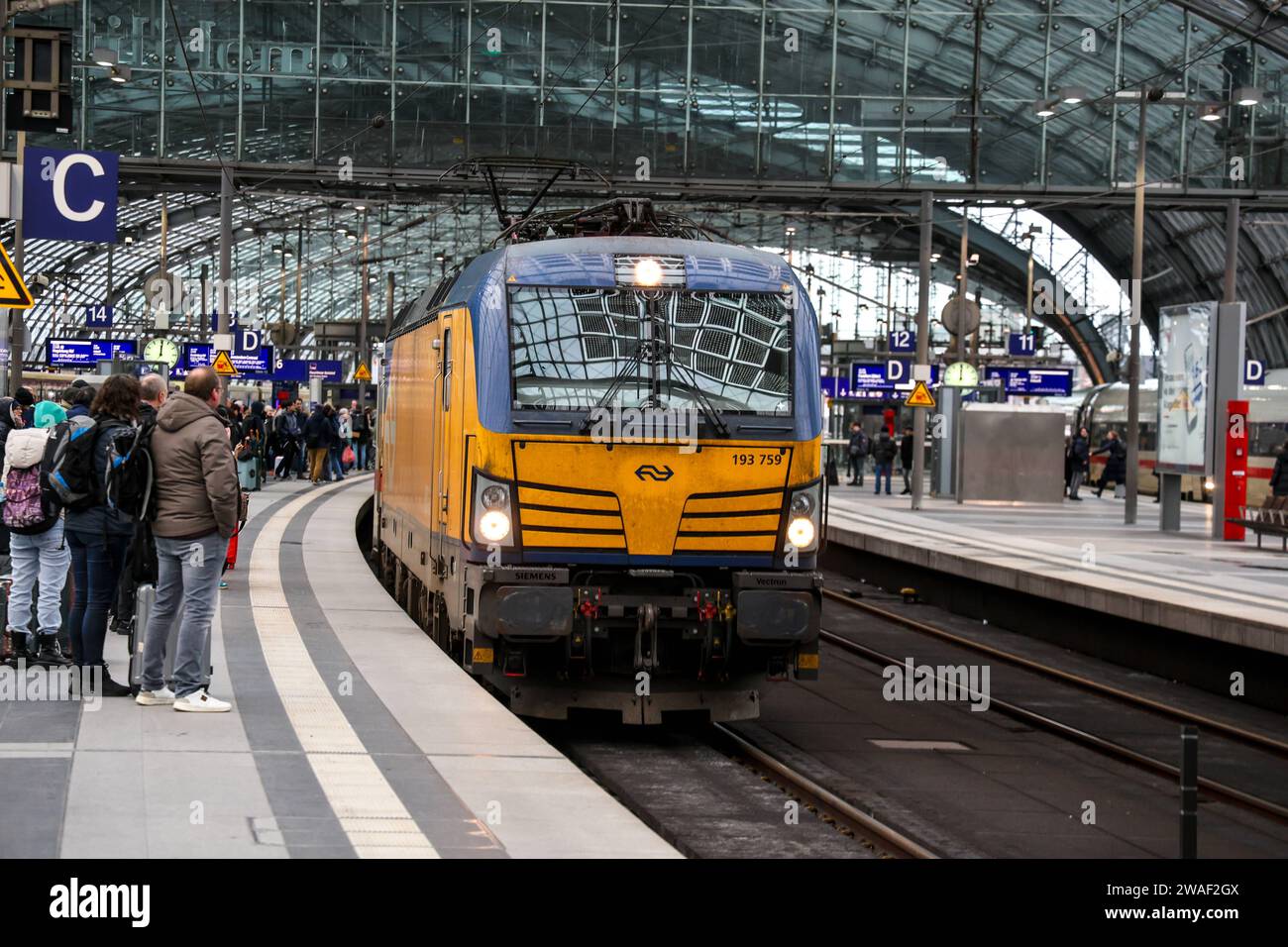 Eisenbahnverkehr - Berlin Hauptbahnhof - Einfahrt des Intercity Zug ...