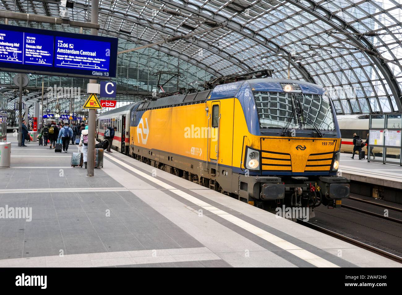 Eisenbahnverkehr - Berlin Hauptbahnhof - Einfahrt des Intercity Zug ...