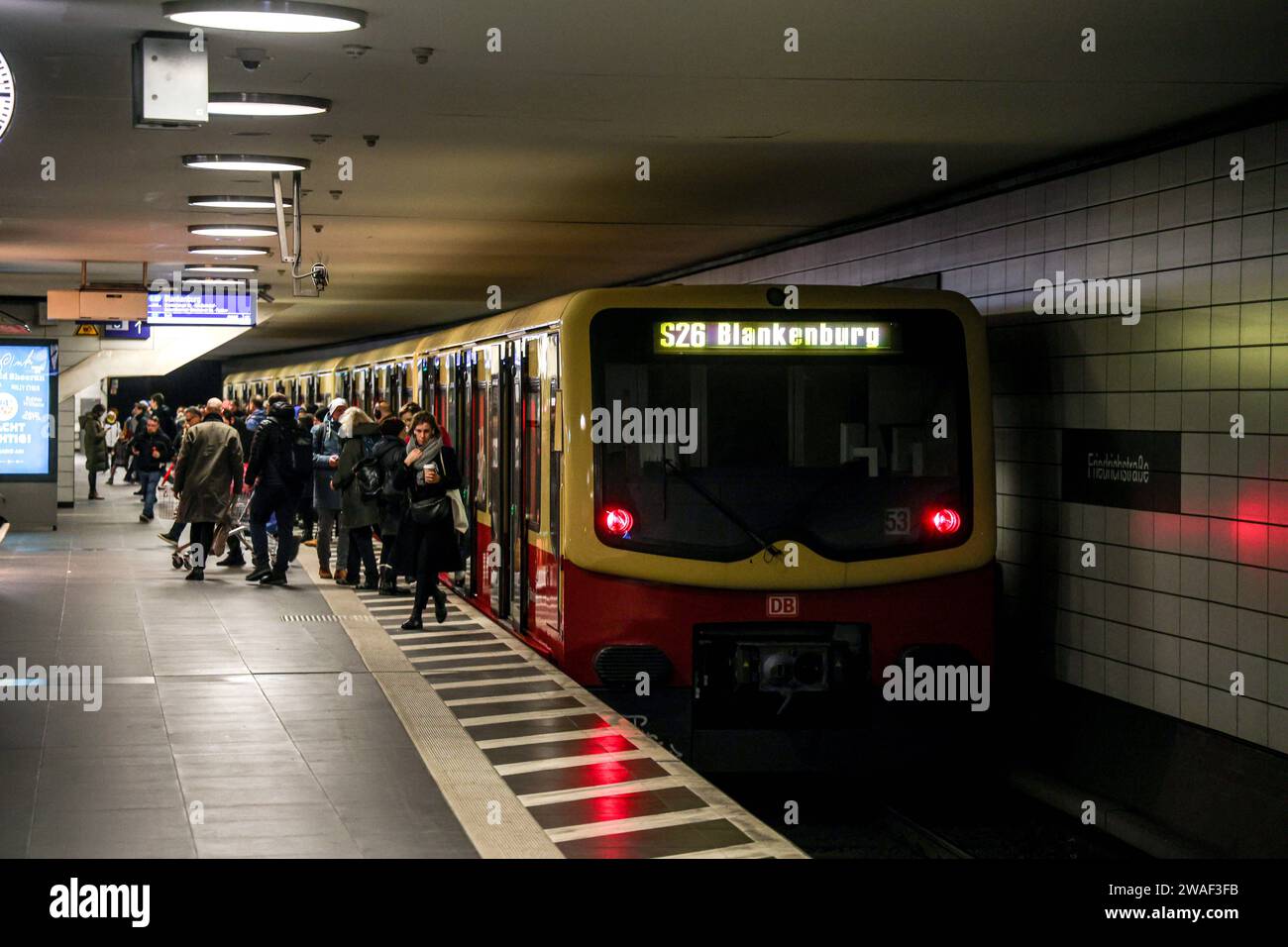 Eisenbahnverkehr am Bahnhof Berlin Friedrichstraße - S-Bahn Zug der S ...