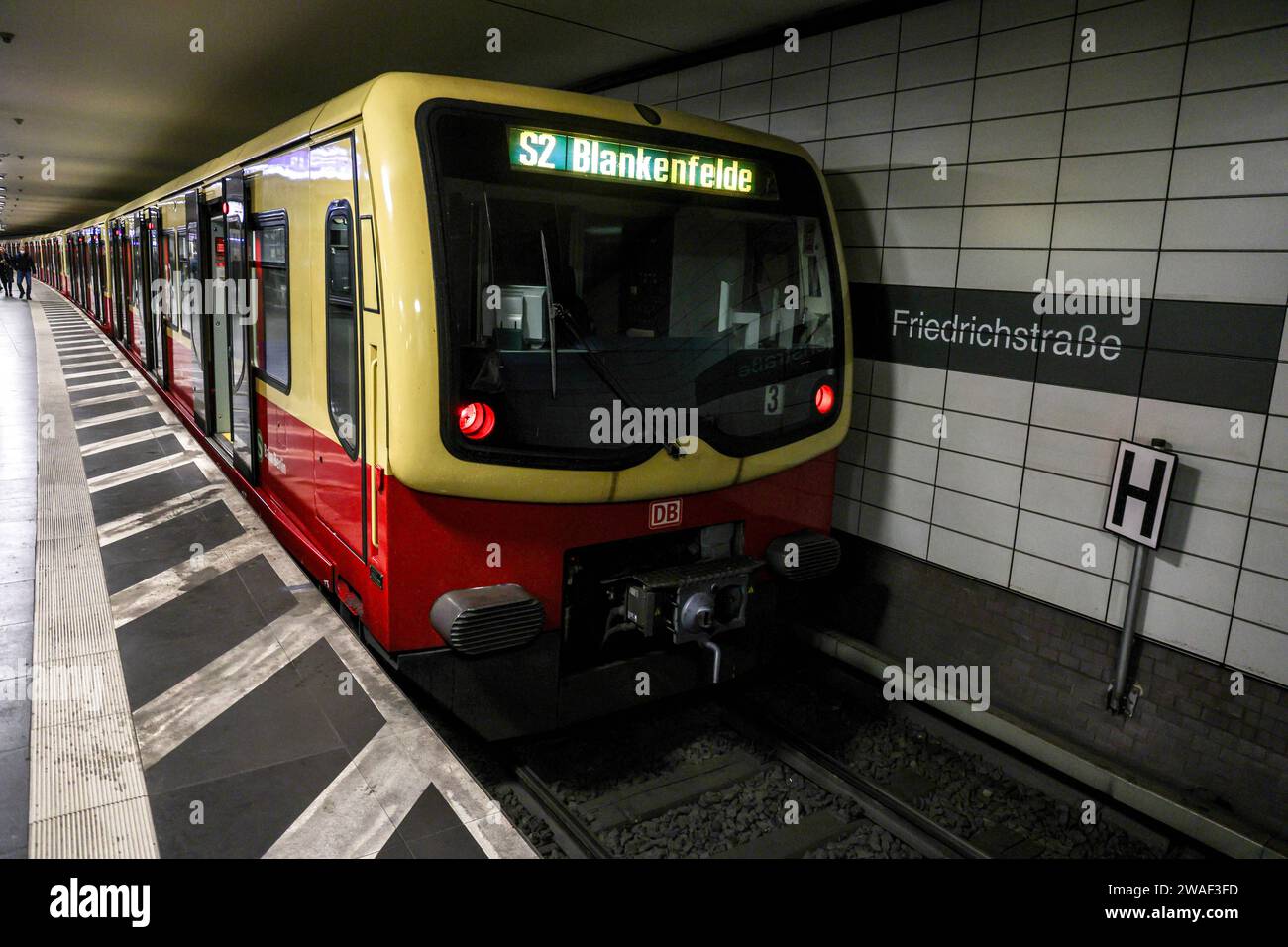 Eisenbahnverkehr am Bahnhof Berlin Friedrichstraße - S-Bahn Zug der S ...