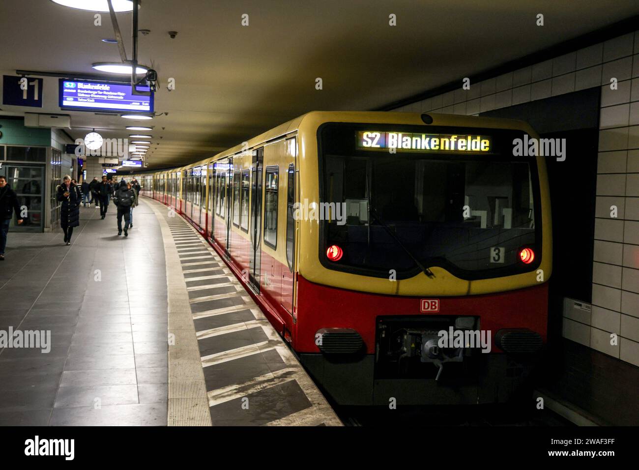 Eisenbahnverkehr am Bahnhof Berlin Friedrichstraße - S-Bahn Zug der S ...