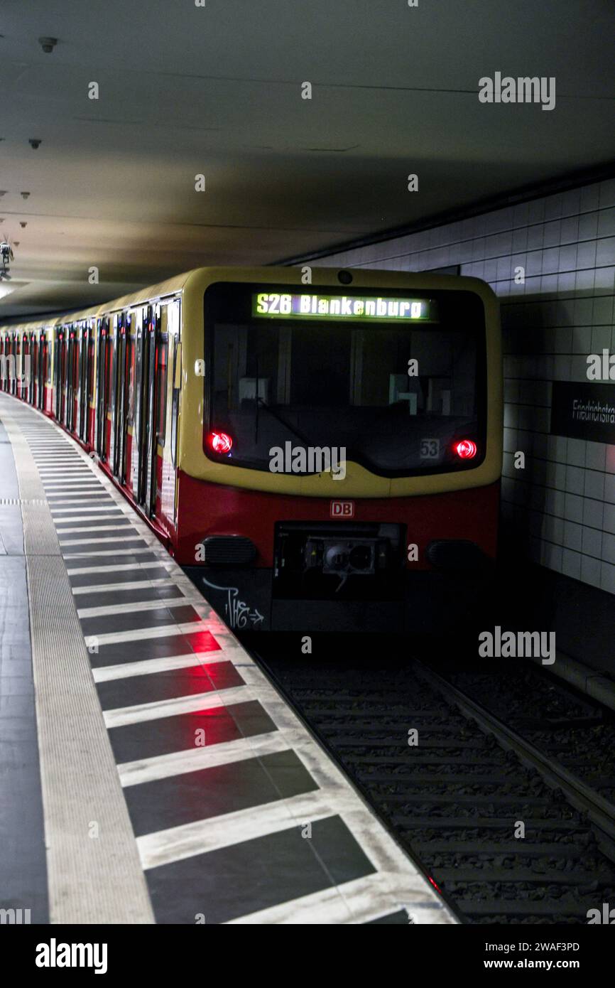 Eisenbahnverkehr am Bahnhof Berlin Friedrichstraße - S-Bahn Zug der S ...