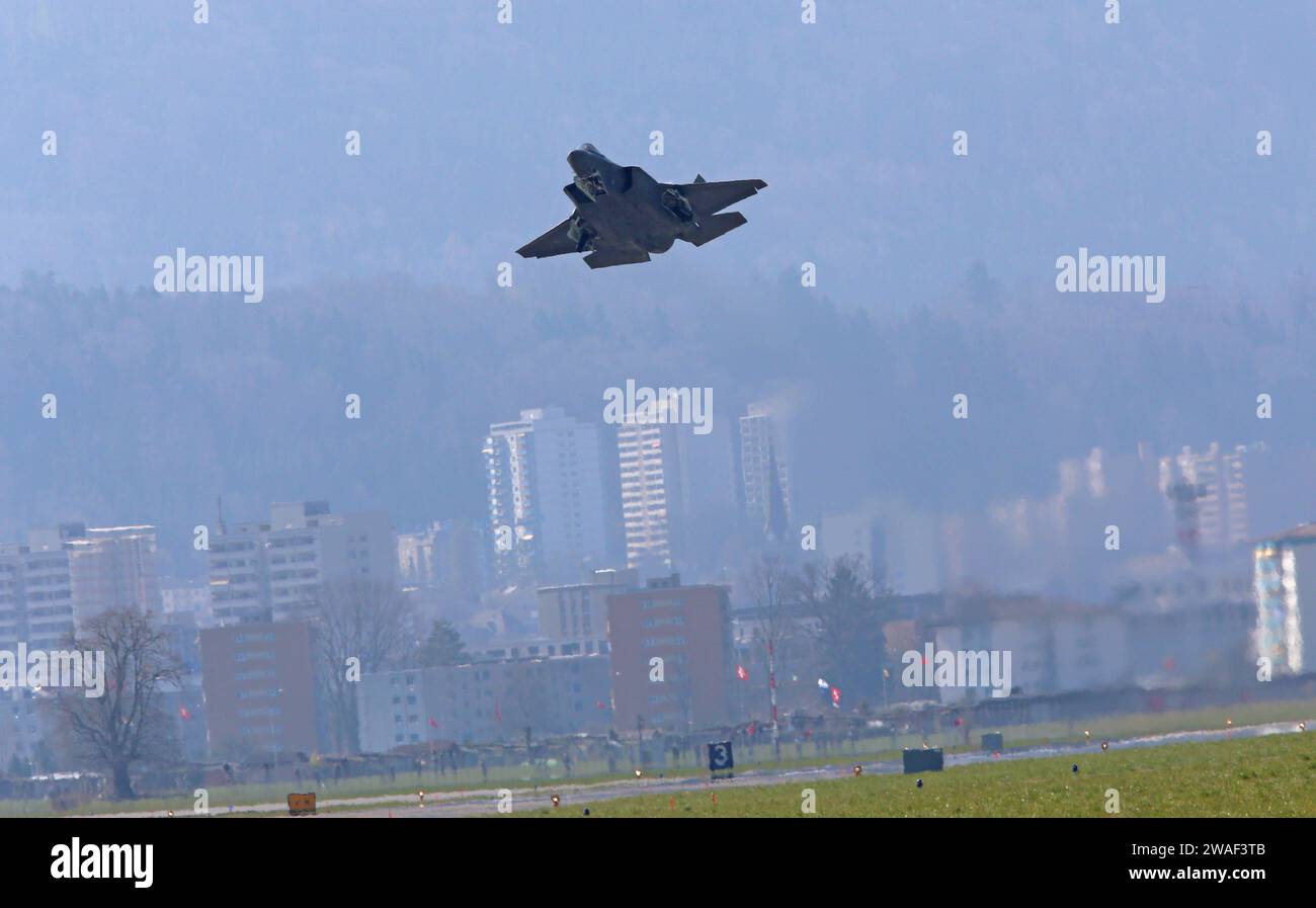 Ein Kampfflugzeug der italienischen Luftwaffe vom Typ Lockheed Martin F ...