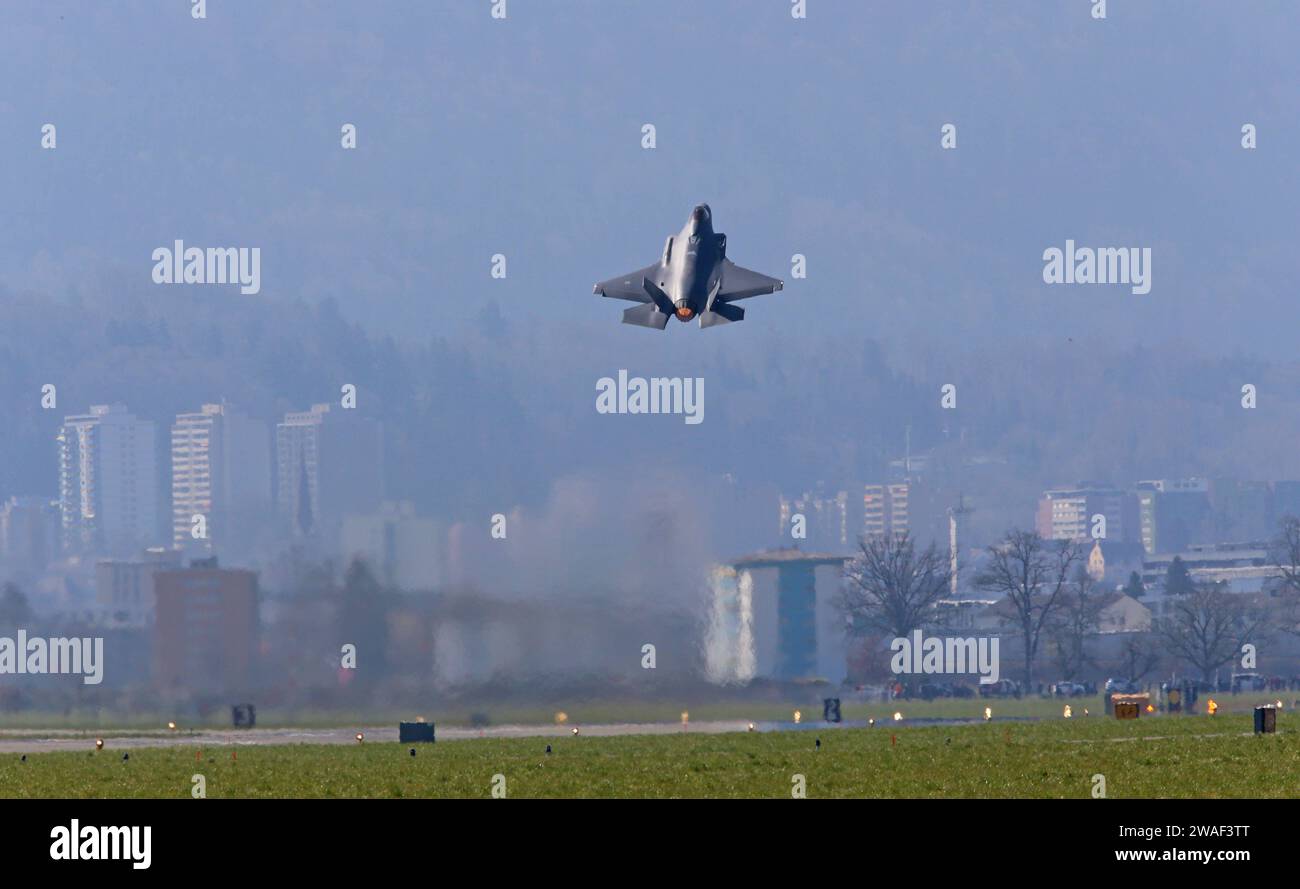 Ein Kampfflugzeug der italienischen Luftwaffe vom Typ Lockheed Martin F ...