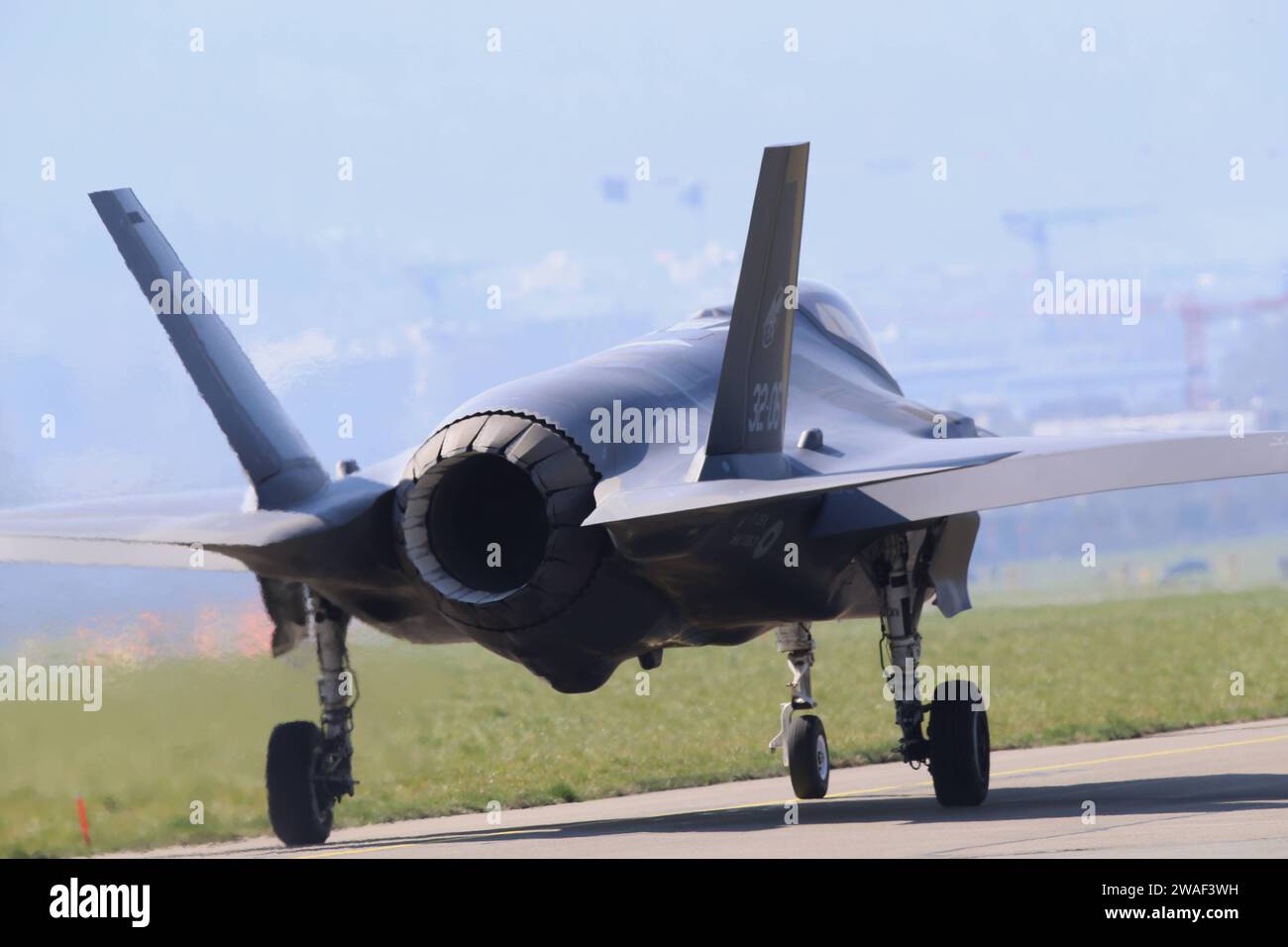 Ein Kampfflugzeug der italienischen Luftwaffe vom Typ Lockheed Martin F ...