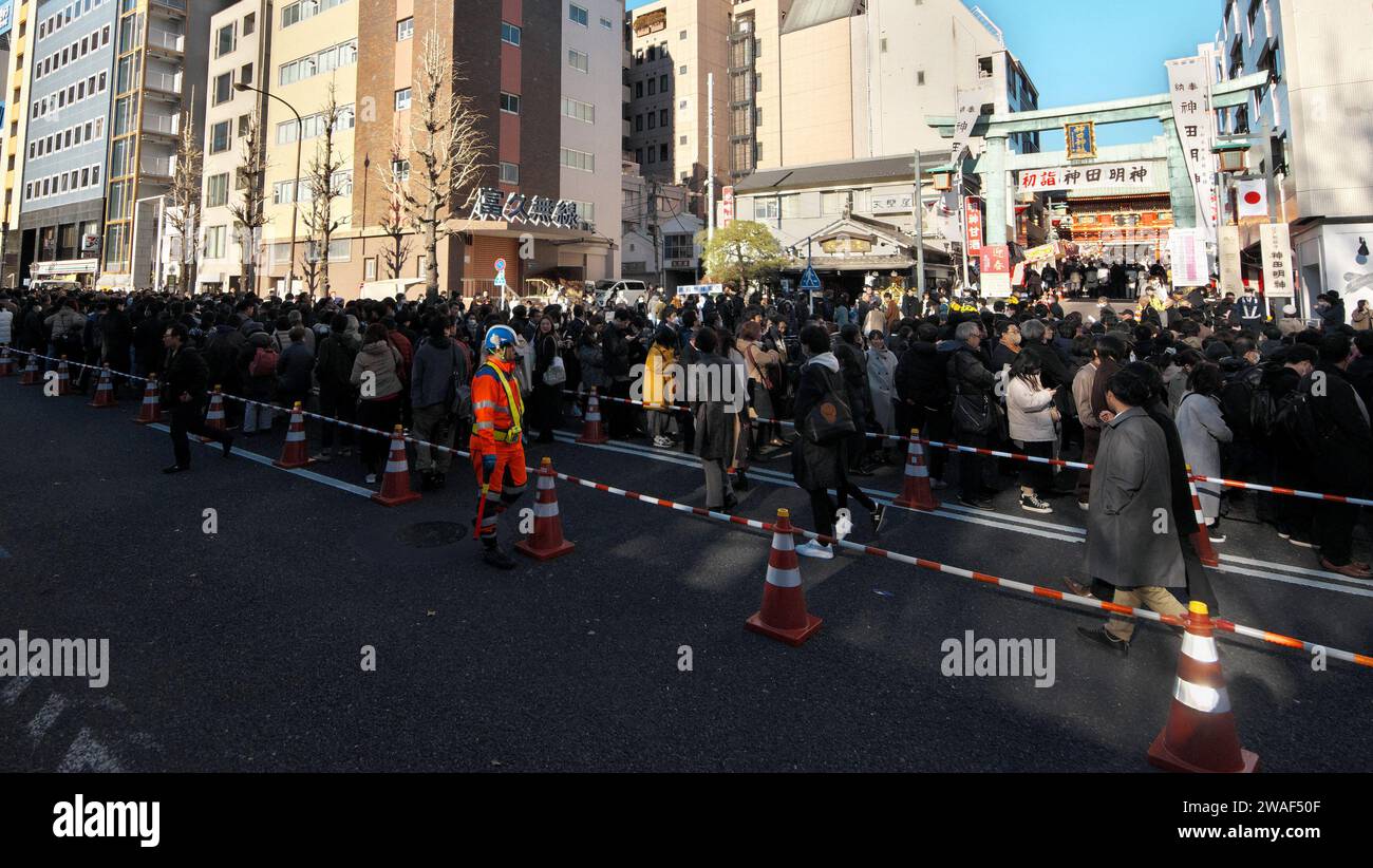 Tokyo, Japan. 04th Jan, 2024. Worshipper make line for get into the ...