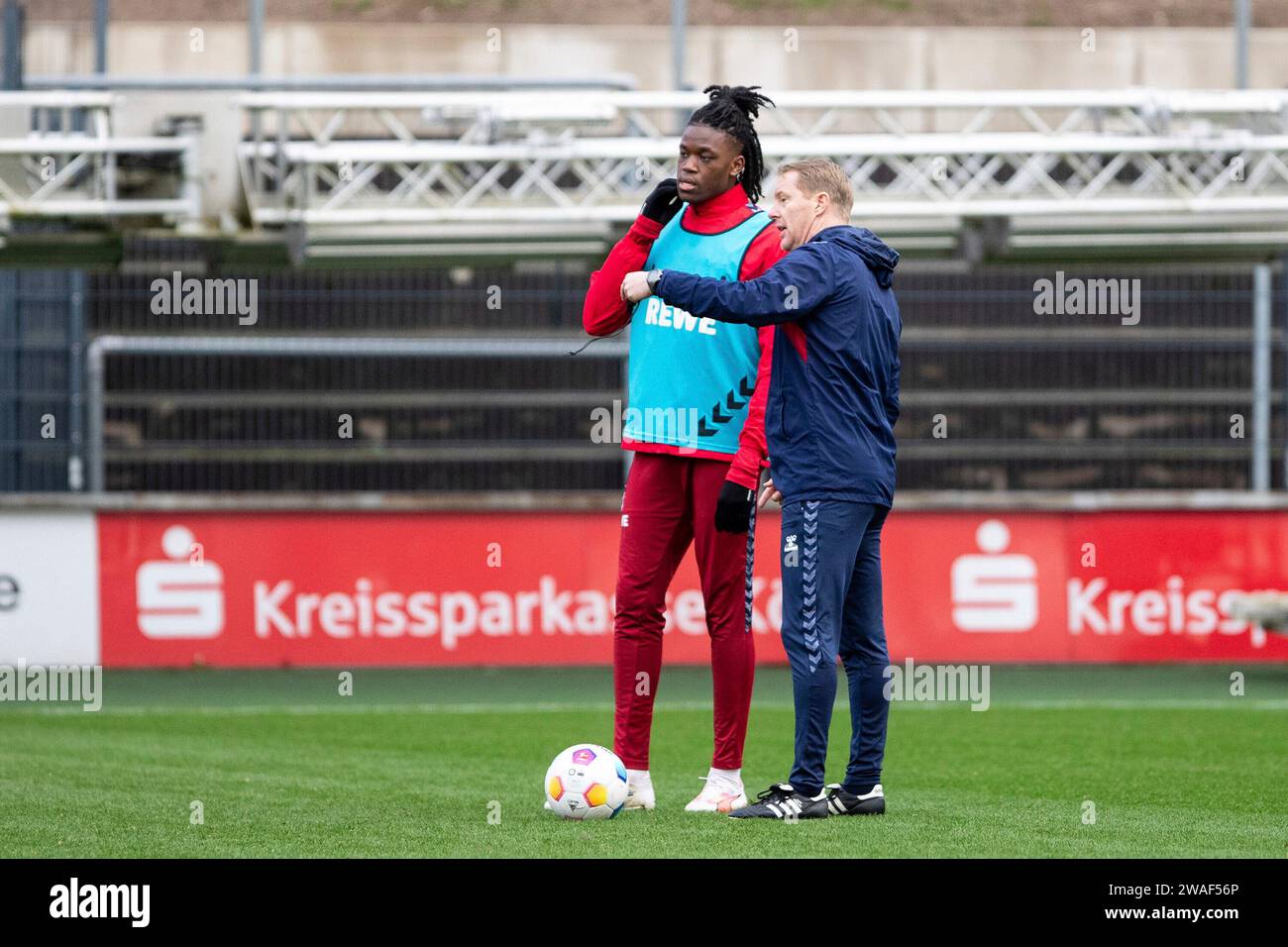 Koeln, Deutschland. 04th Jan, 2024. Timo Schultz (1.FC K?ln, Cheftrainer), Elias Bakatukanda (1 ...
