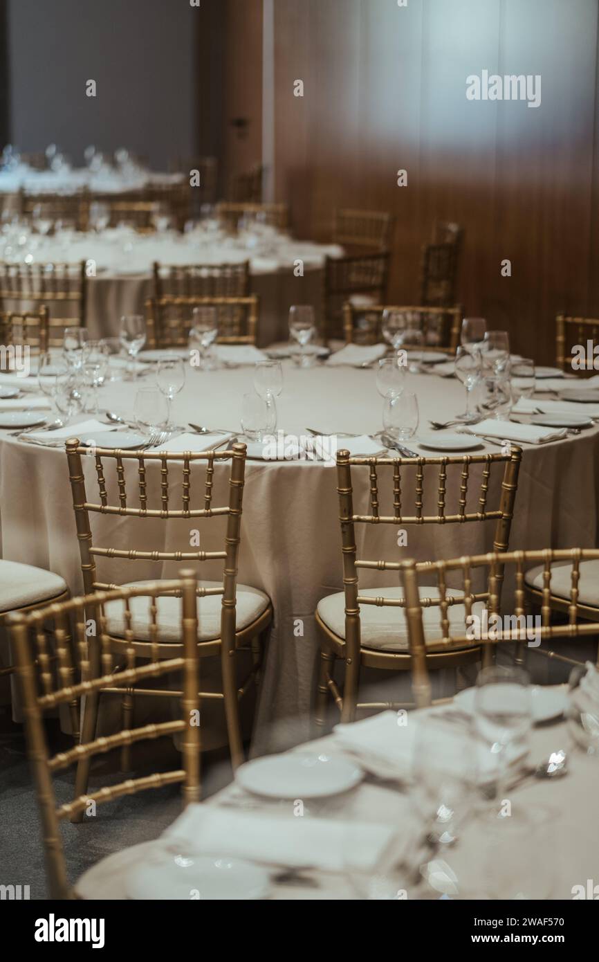 Pristine white plates hi-res stock photography and images - Alamy