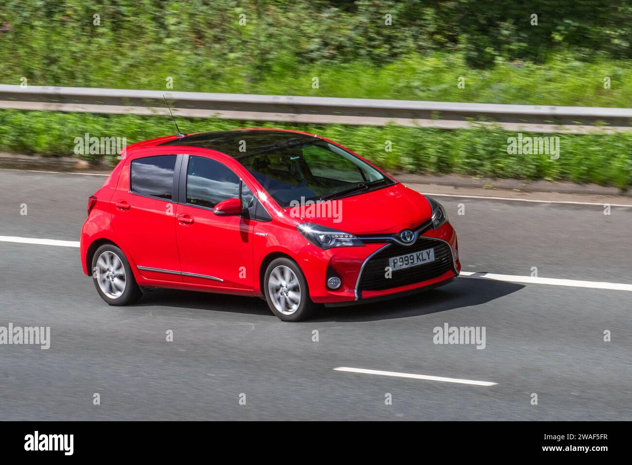 Toyota yaris 1 5 hybrid icon cvt 5d hi-res stock photography and images ...