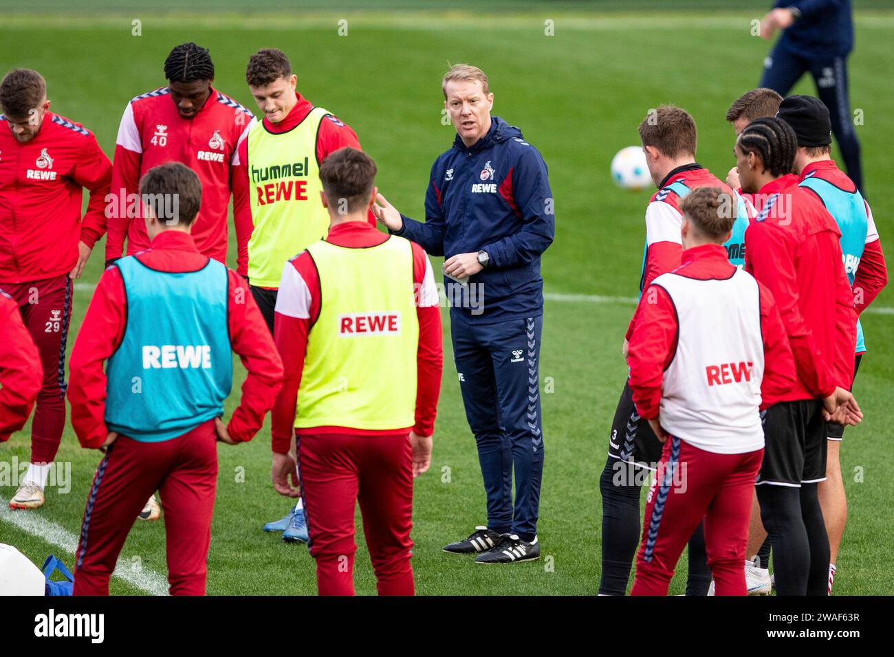 Koeln, Deutschland. 04th Jan, 2024. Timo Schultz (1.FC K?ln, Cheftrainer) im Gespr?ch mit den ...