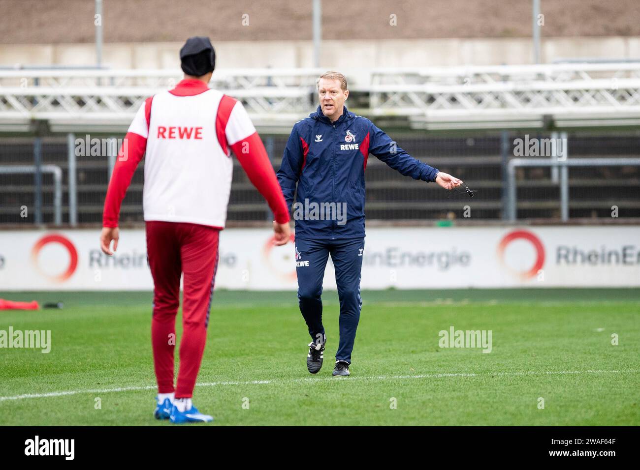 Koeln, Deutschland. 04th Jan, 2024. Timo Schultz (1.FC K?ln, Cheftrainer) im Gespr?ch mit Davie ...