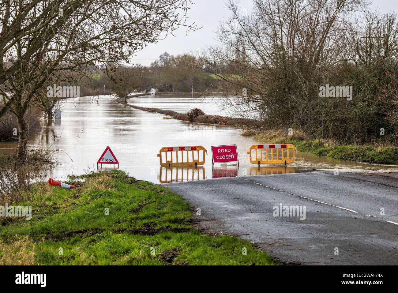 The flooded River Avon on the road to Eckington bridge in January 2024 ...