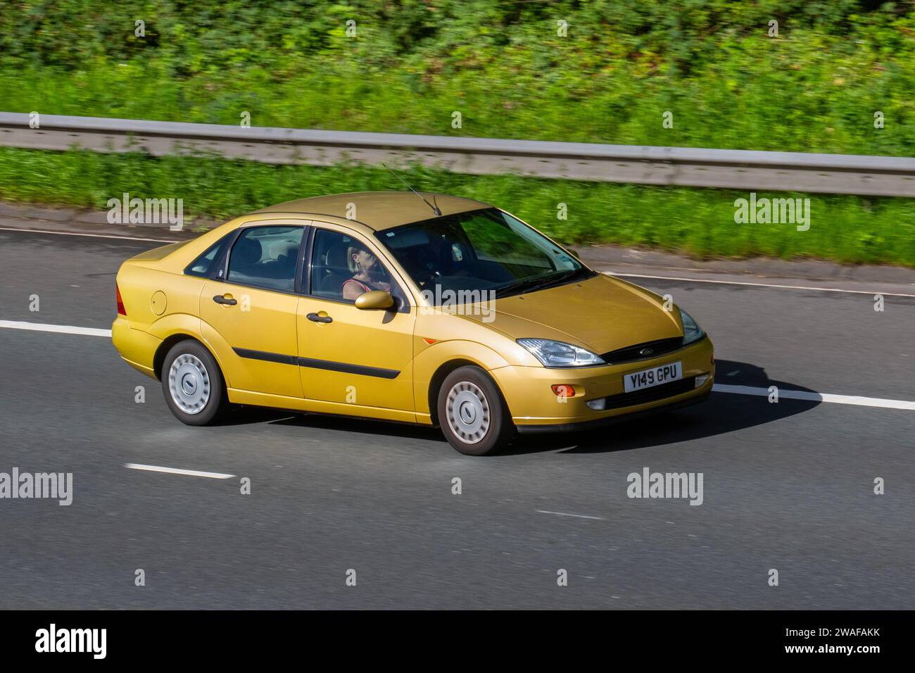 2001 Yellow Ford Focus Ghia Gold saloon Car Petrol 1596 cc, Ford Focus Saloon 1.6 Ghia 4d Auto ...
