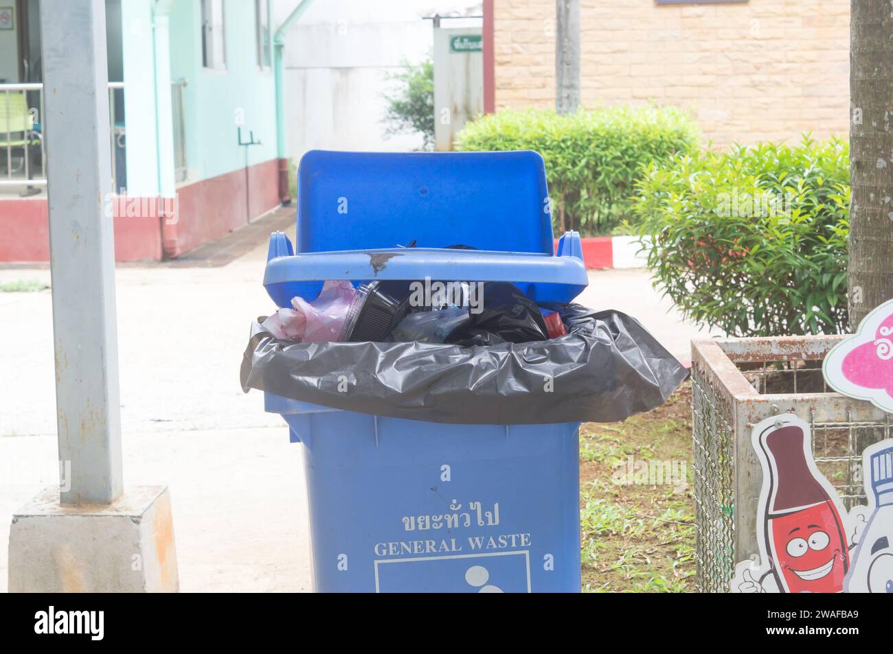 Dustbin trash bin garbage hi-res stock photography and images - Alamy