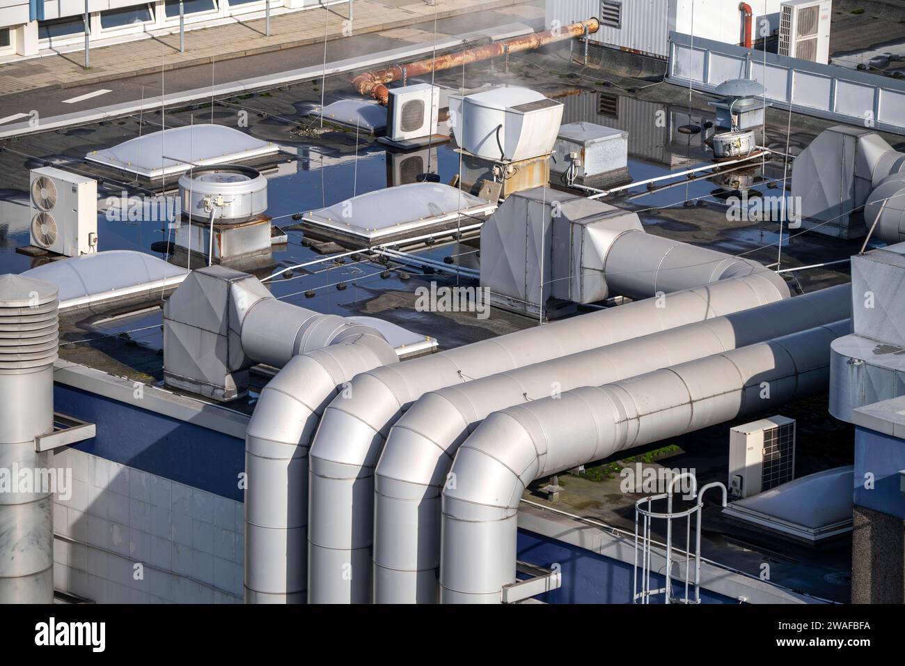 Lüftungsanlage auf einem Gewerbegebäude, Abluft, Zugluft, Klimatechnik ...