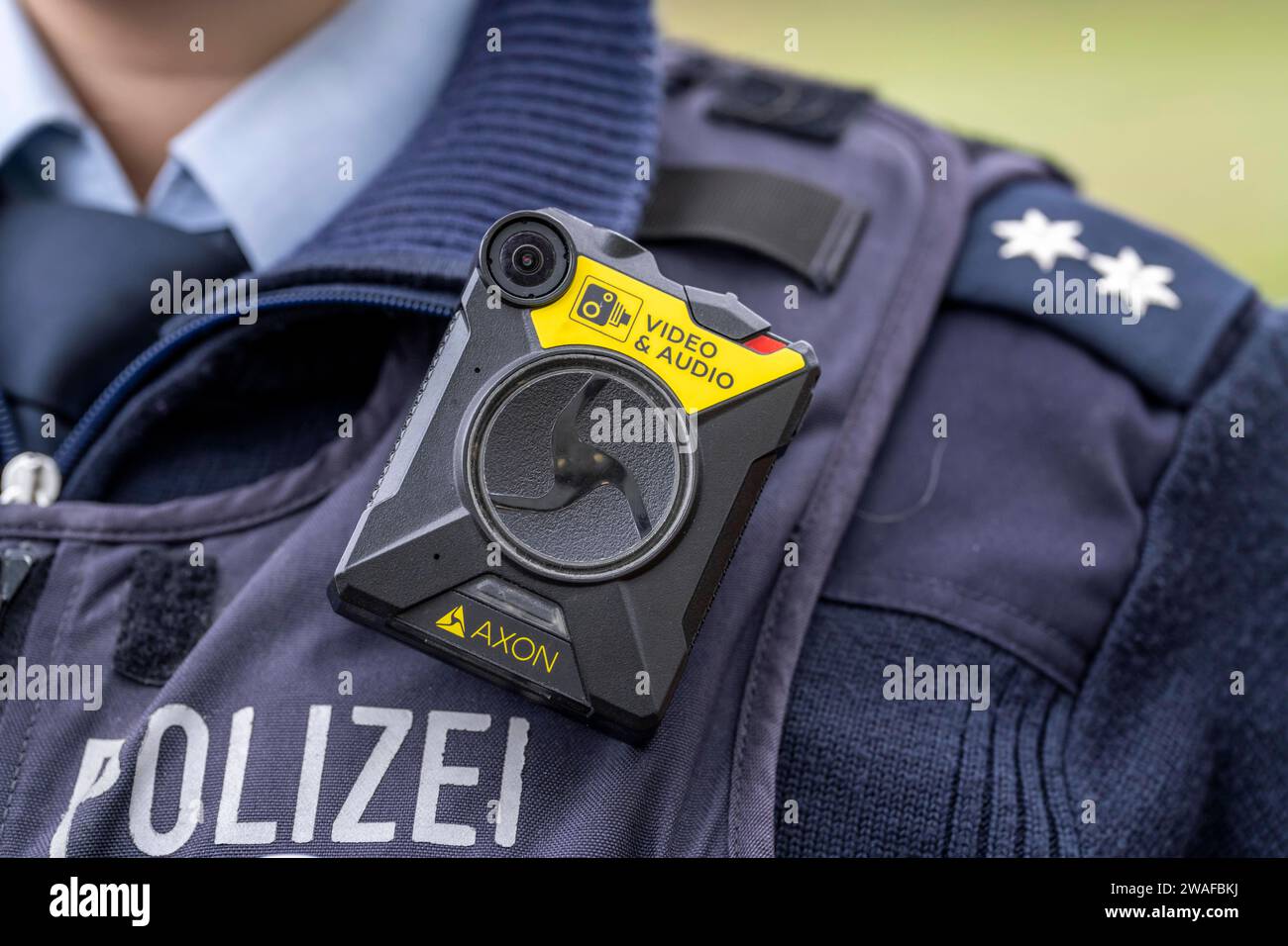 Polizei, Polizistin mit Ausrüstungsweste, Bodycam, NRW, Deutschland ...