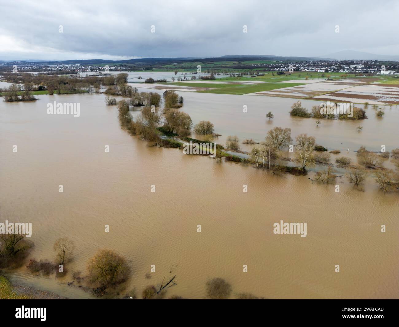 04 January 2024, Hesse, Gießen: The Lahn has burst its banks in the ...