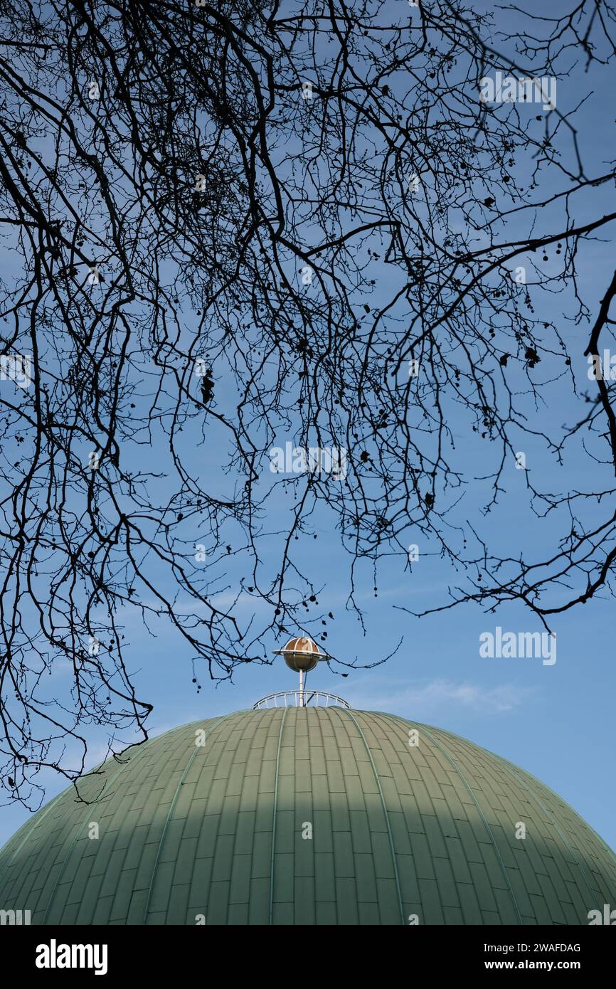 London planetarium dome hi-res stock photography and images - Alamy