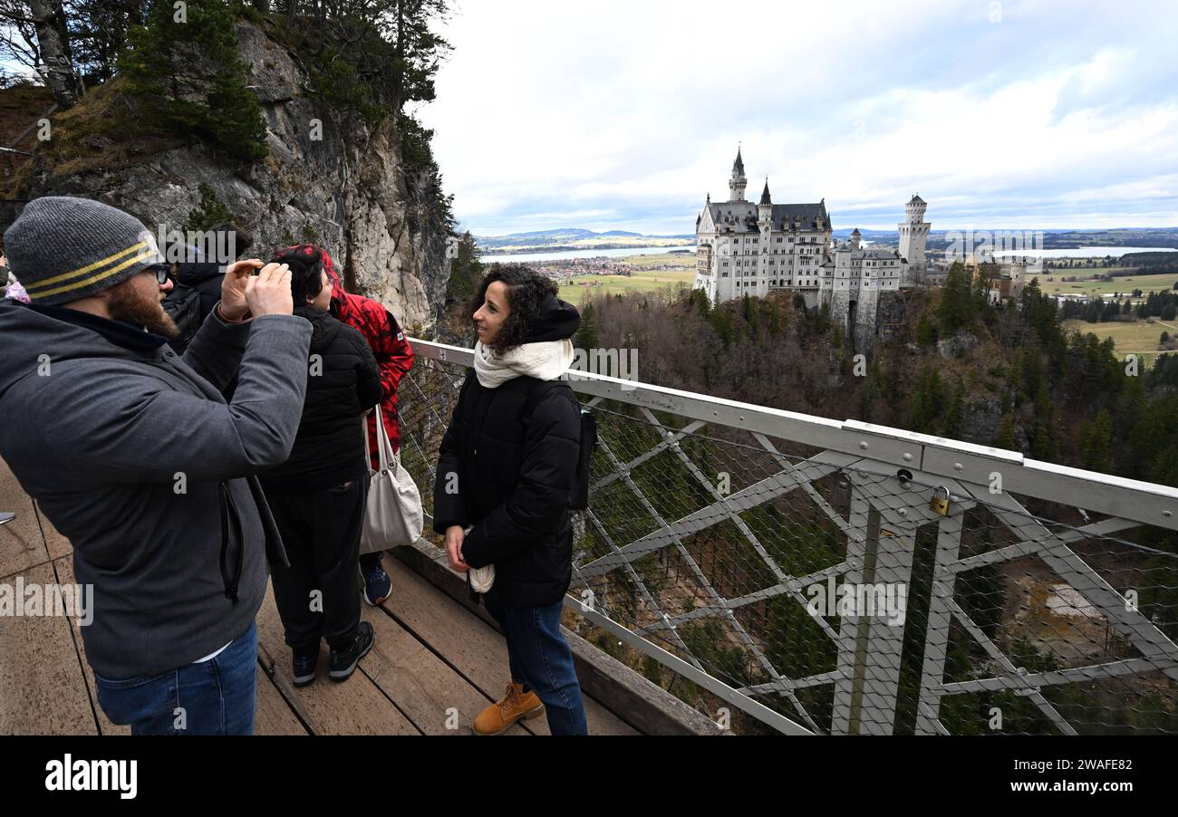 Hohenschwangau, Germany. 04th Jan, 2024. Tourist Massimo (l ...