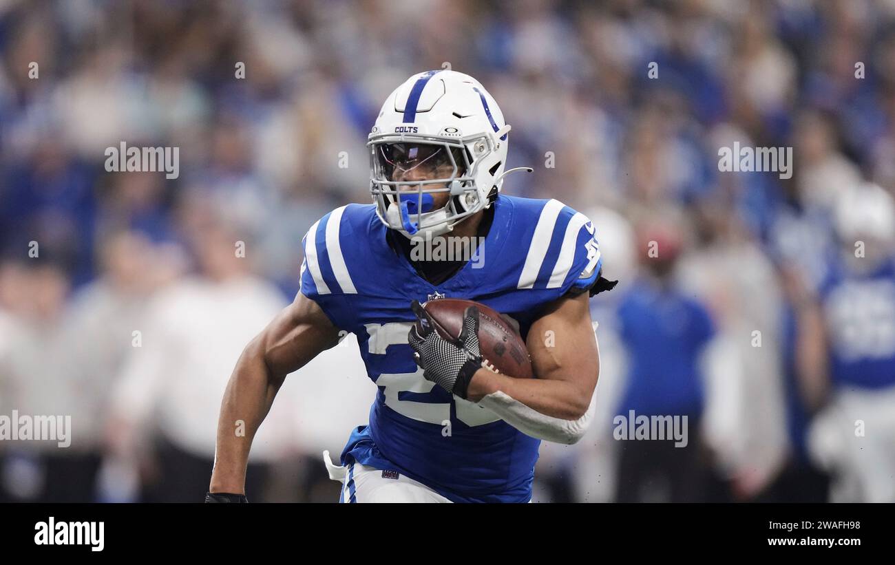 Indianapolis Colts running back Jonathan Taylor (28) carries during the ...